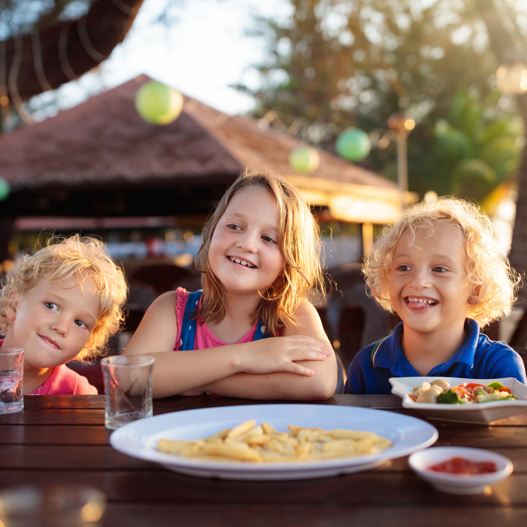 10+ Tips for eating out with toddlers at restaurants (plus free guide ...