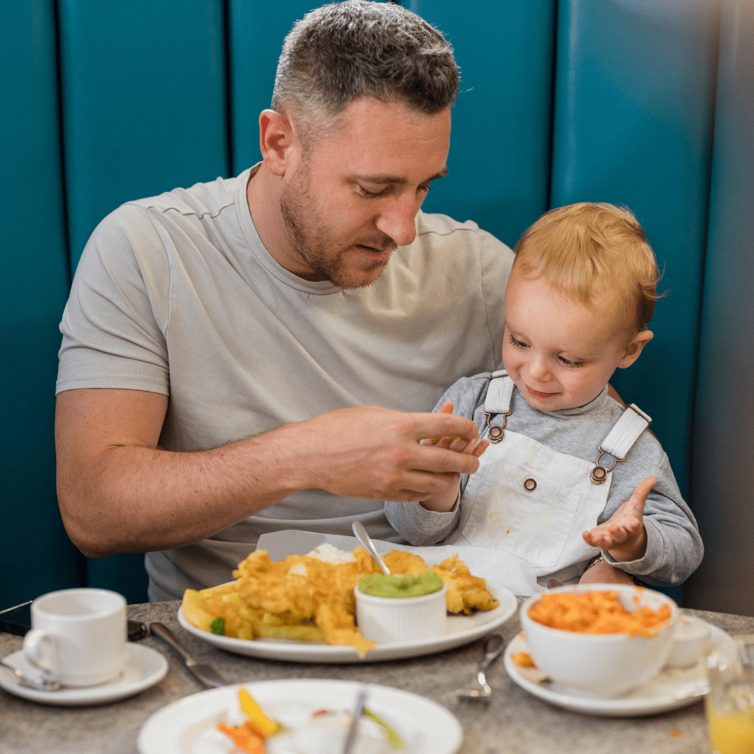 10+ Tips for eating out with toddlers at restaurants (plus free guide ...