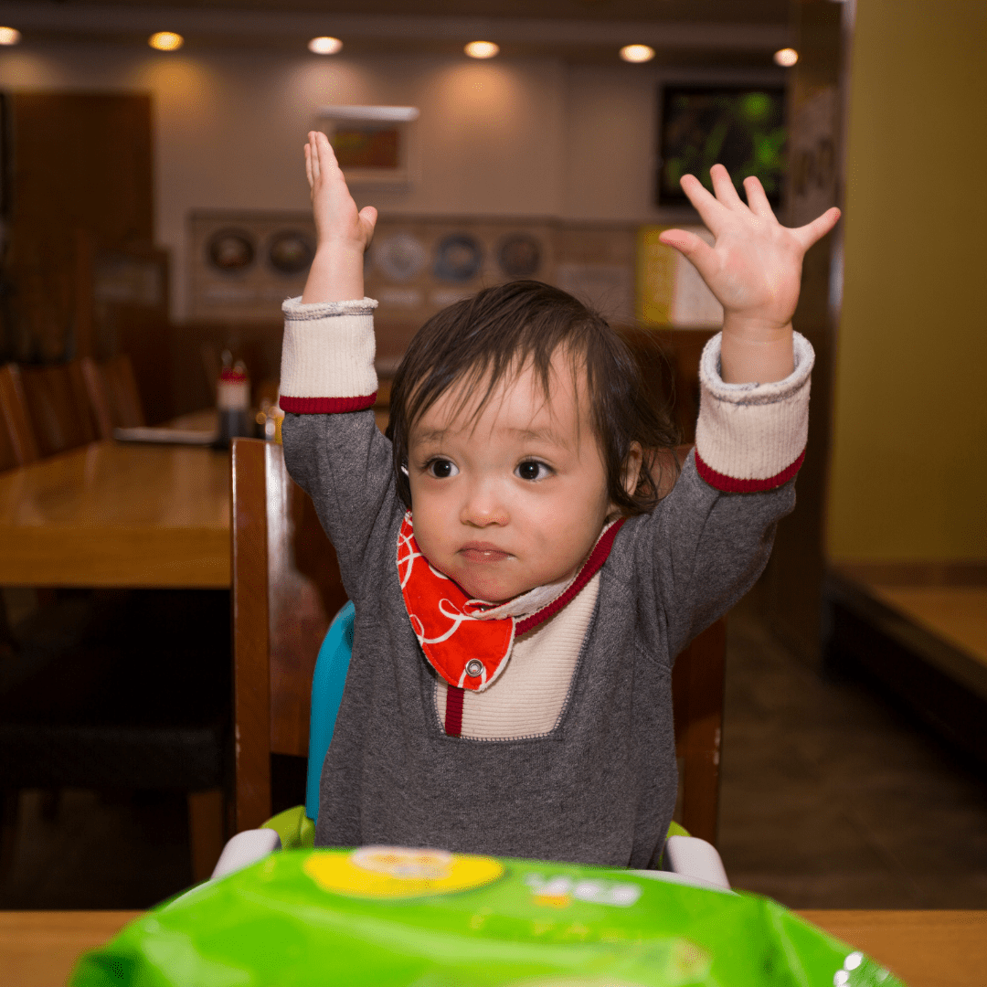 10+ tips for eating out with toddlers at restaurants (plus free guide ...