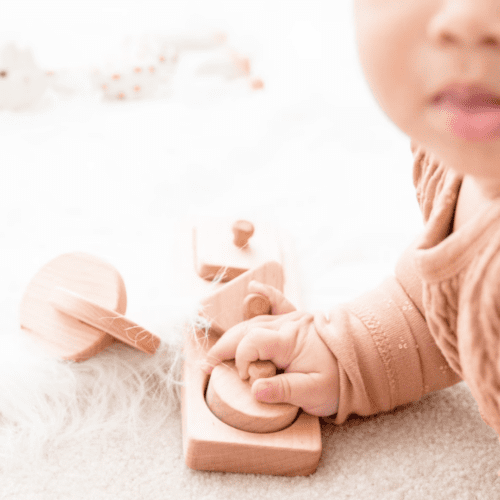When do babies develop pincer grasp & how to help them practice